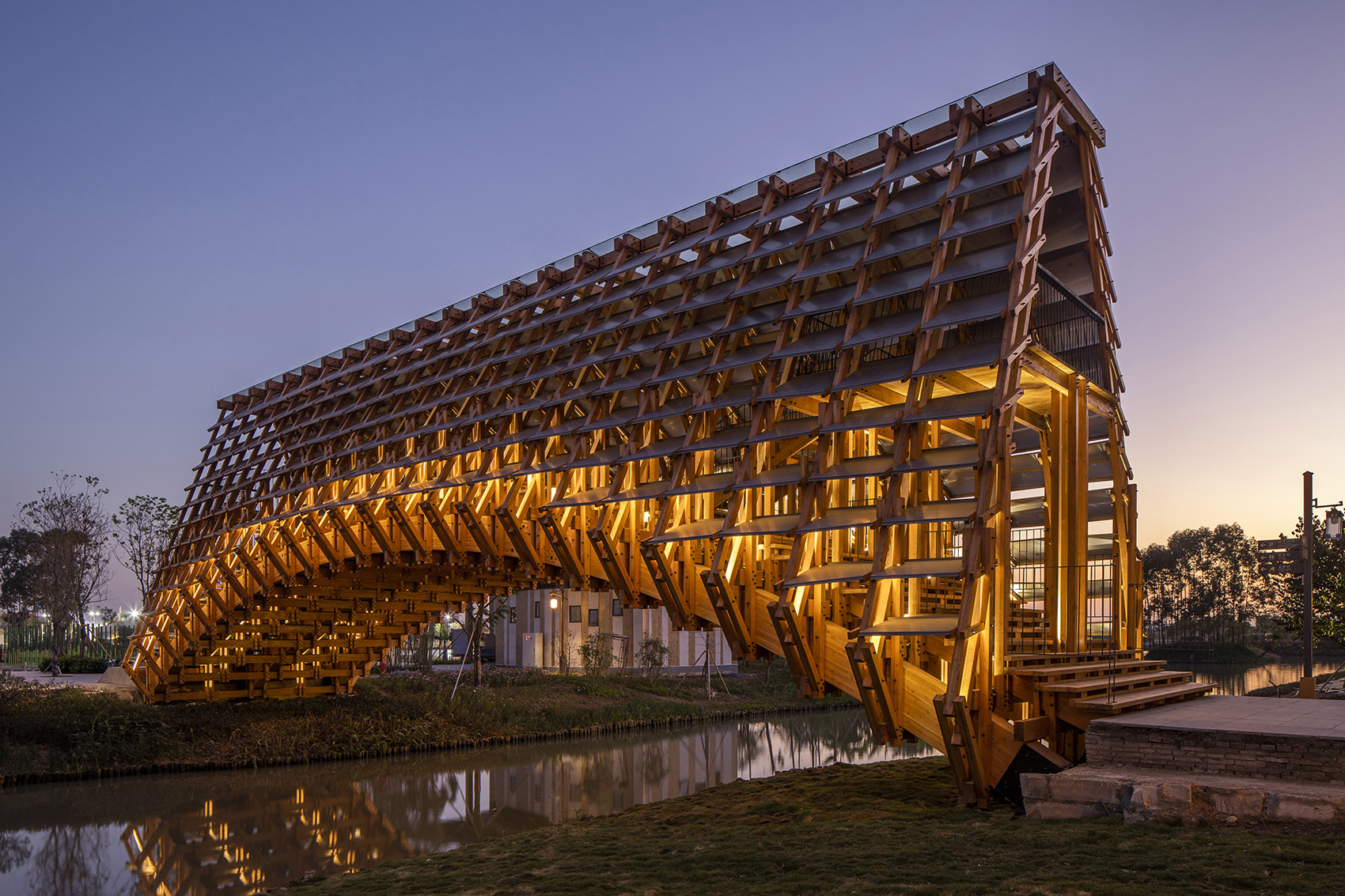 Timber Bridge in Gulou Waterfront, Guangdong, China by LUO studio - 谷德设计网