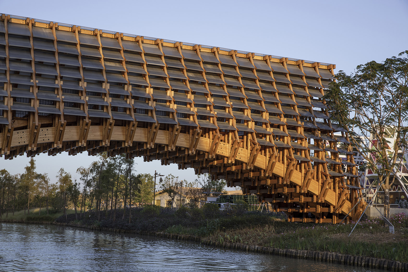 Timber Bridge in Gulou Waterfront, Guangdong, China by LUO studio - 谷德设计网