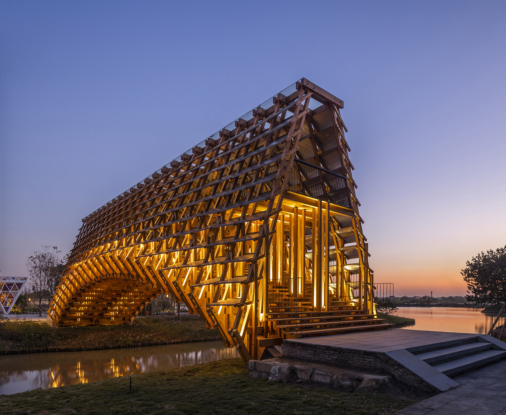 Timber Bridge in Gulou Waterfront, Guangdong, China by LUO studio - 谷德设计网