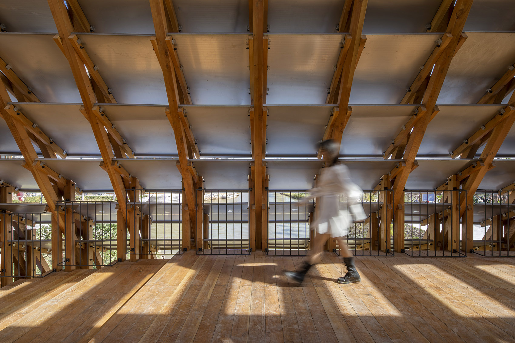 Timber Bridge in Gulou Waterfront, Guangdong, China by LUO studio - 谷德设计网
