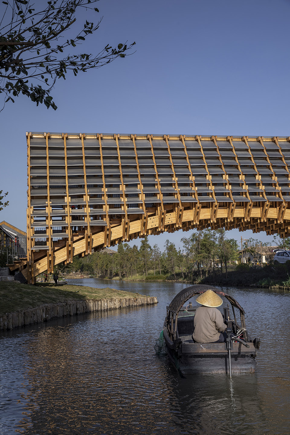 Timber Bridge in Gulou Waterfront, Guangdong, China by LUO studio - 谷德设计网