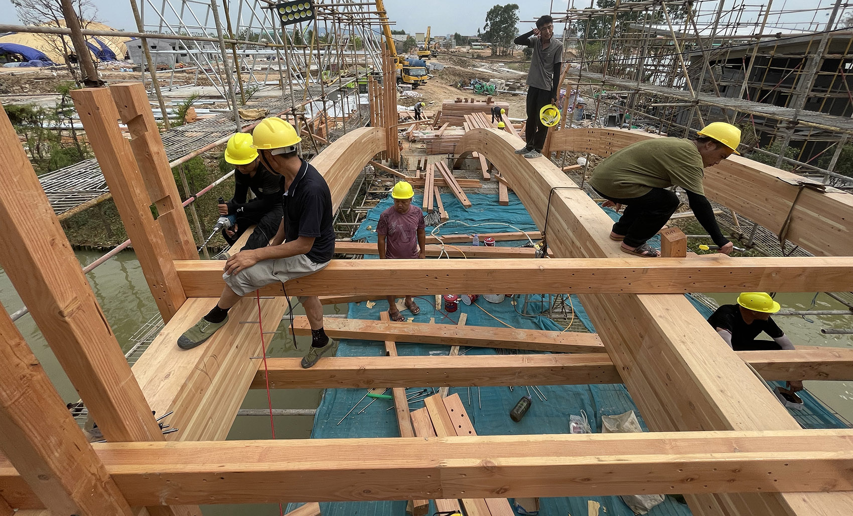Timber Bridge in Gulou Waterfront, Guangdong, China by LUO studio - 谷德设计网
