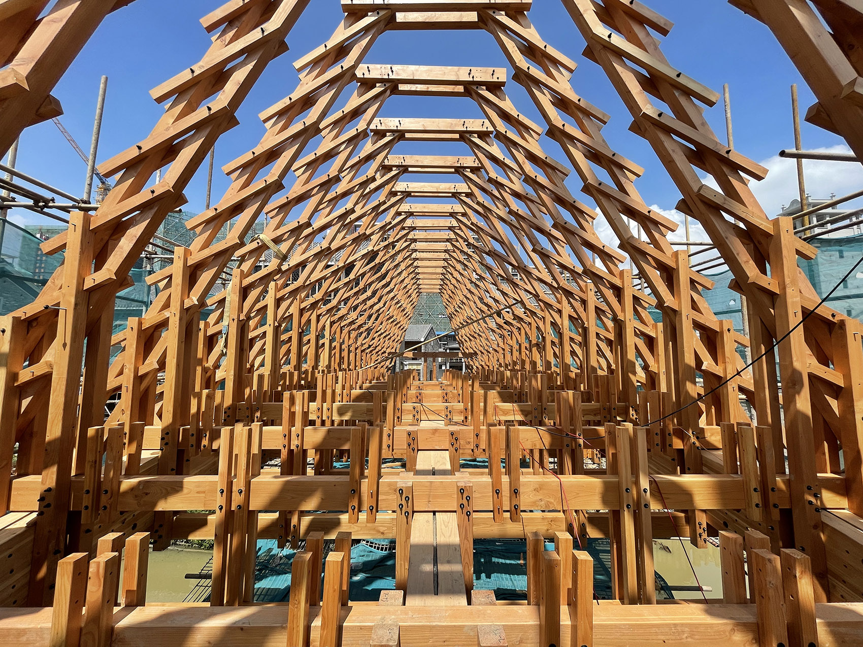 Timber Bridge in Gulou Waterfront, Guangdong, China by LUO studio - 谷德设计网