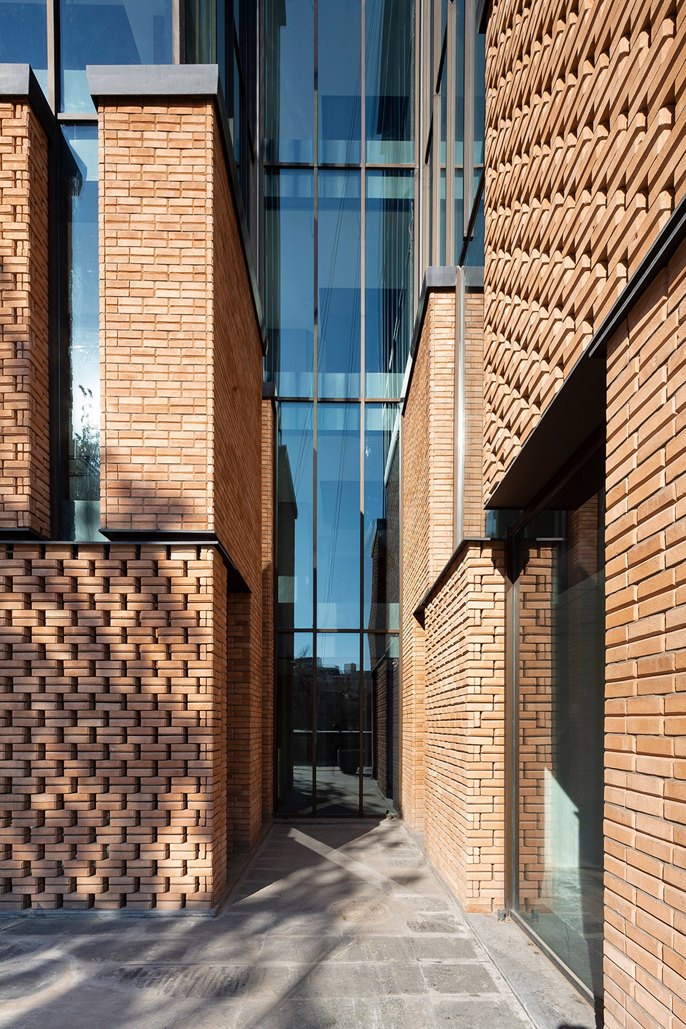 Zomorrod 11: Bricks on The Move by Ákaran Architects - 谷德设计网