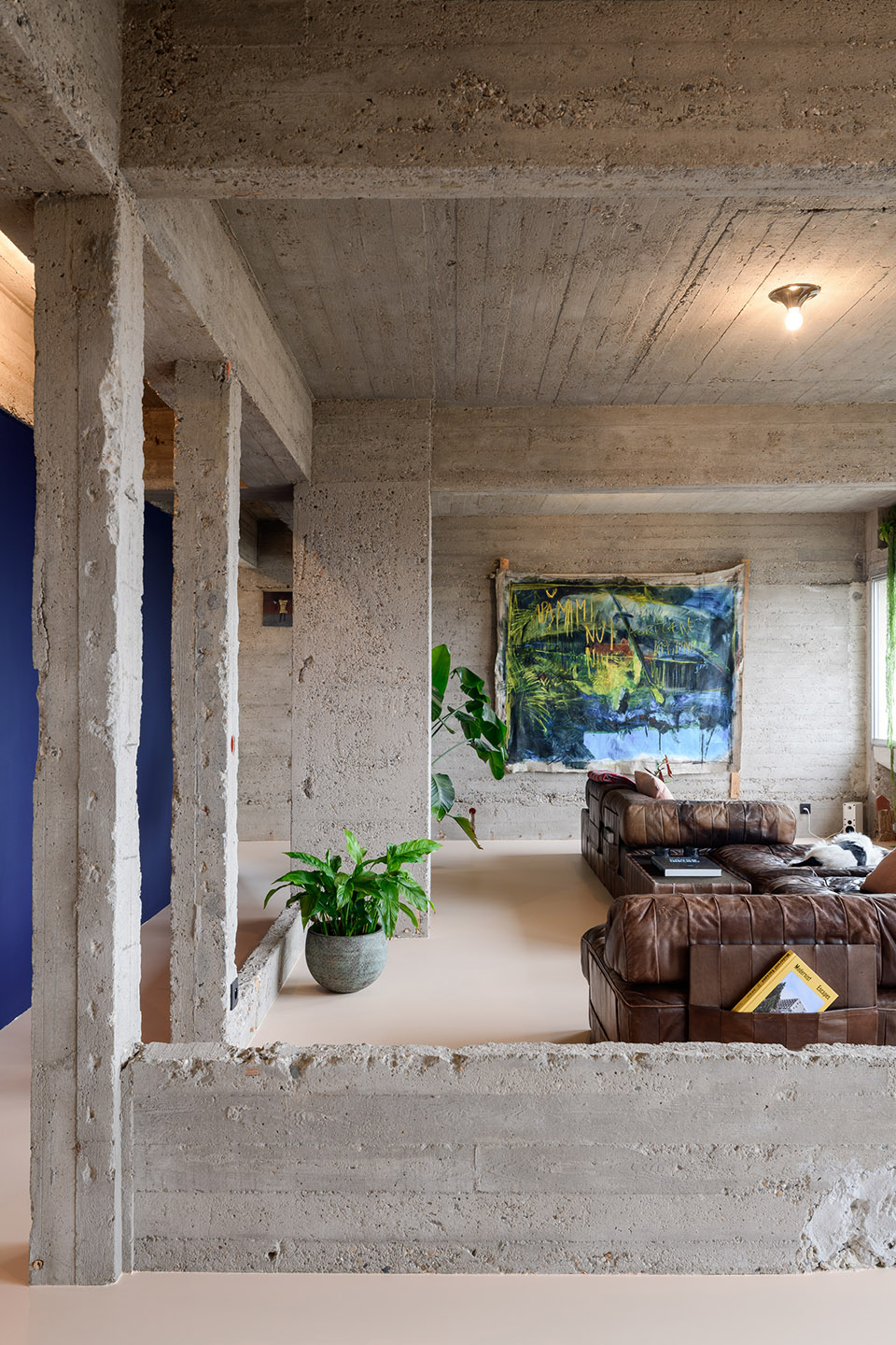 Brutalist duplex apartment in the Riverside Tower by Studio Okami ...