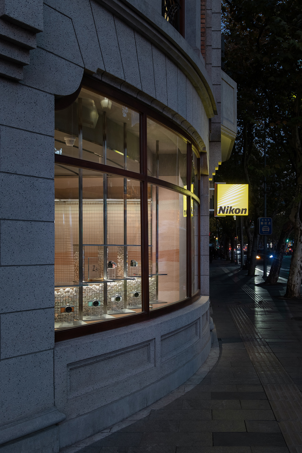 A Stacked Expedition: Nikon Shanghai Flagship, China by LUKSTUDIO - 谷德设计网