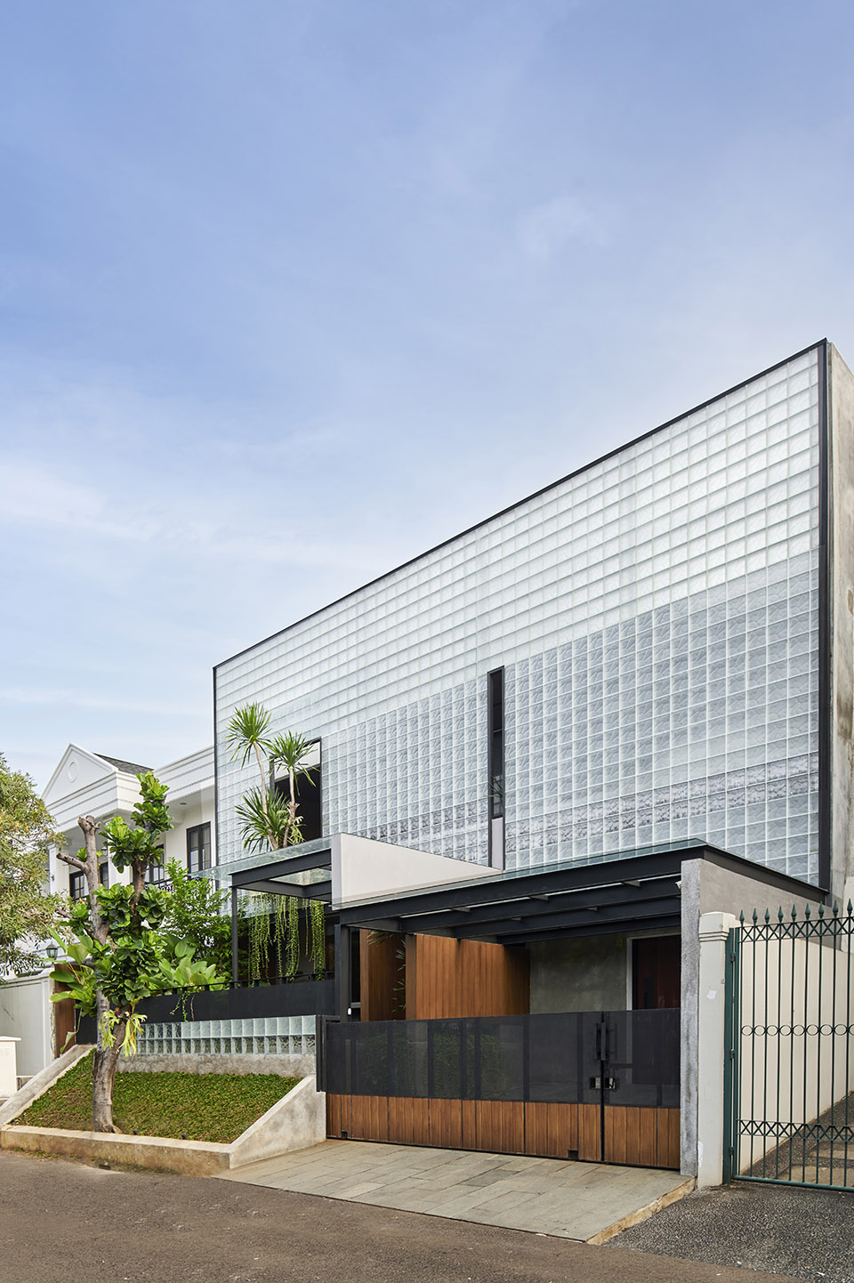 Refraction House, Jakarta by RAD+ar - 谷德设计网