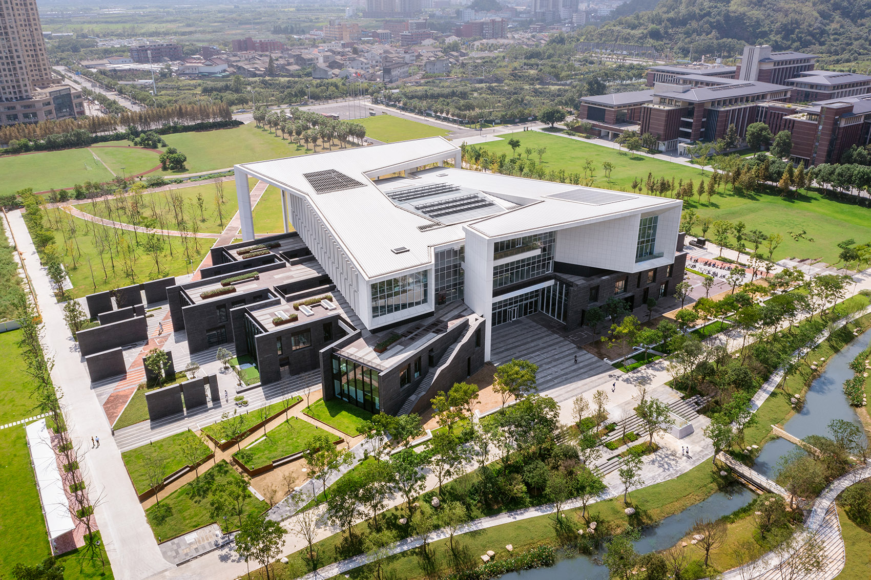 Monash University – College Walk Central Landscape & Hargrave Forecourt ...