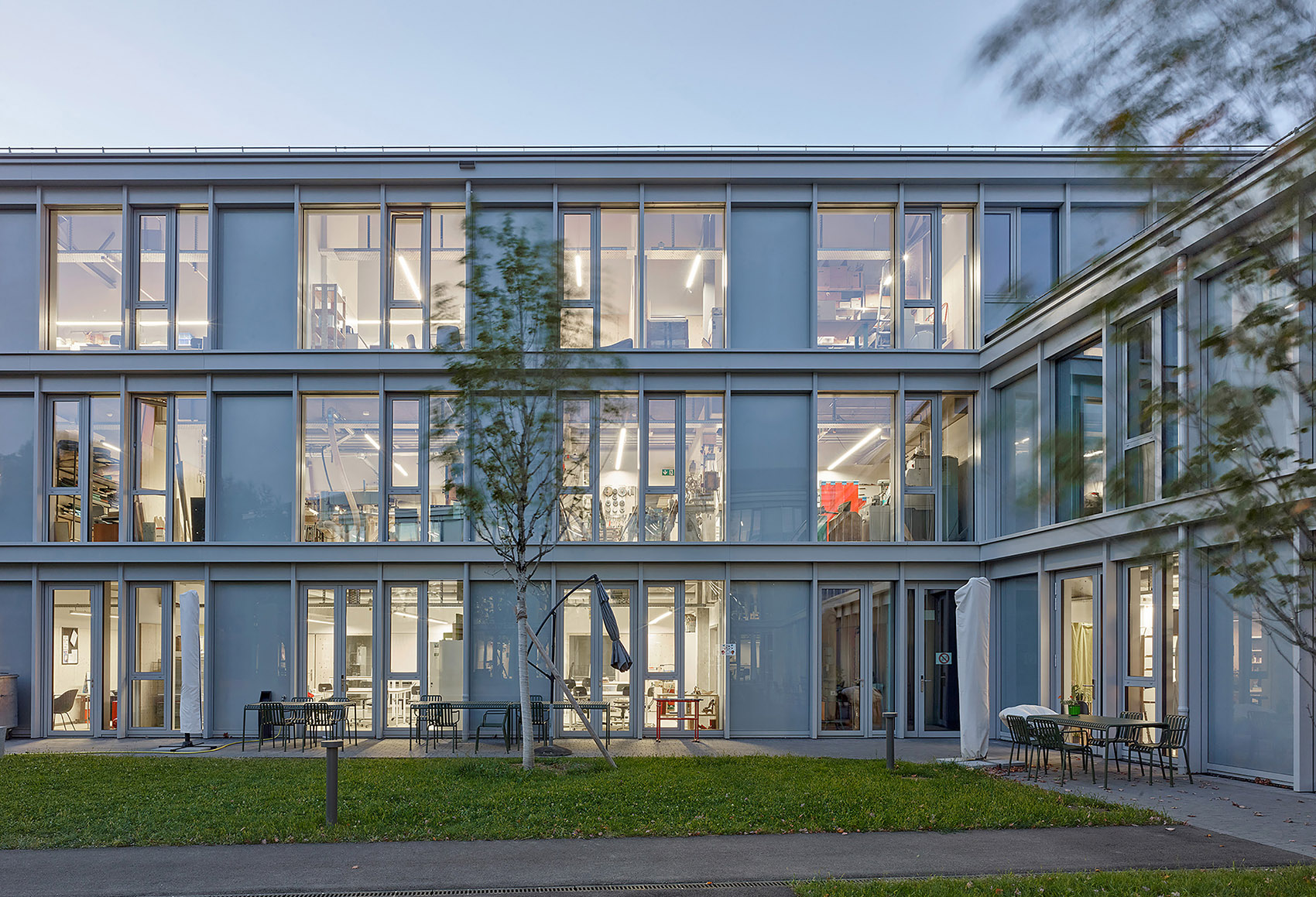 Socio educational workshop building by FWG Architects - 谷德设计网