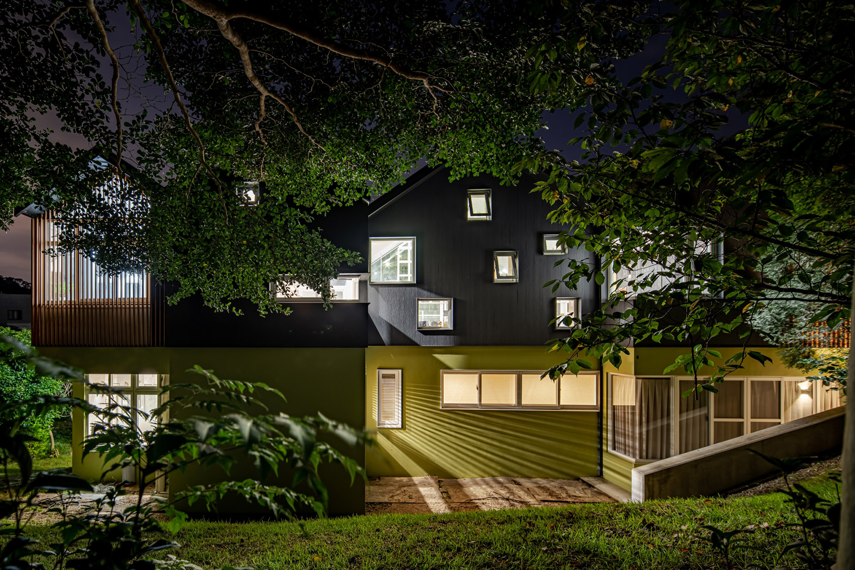 Under the roof House by Emerge Architects - 谷德设计网