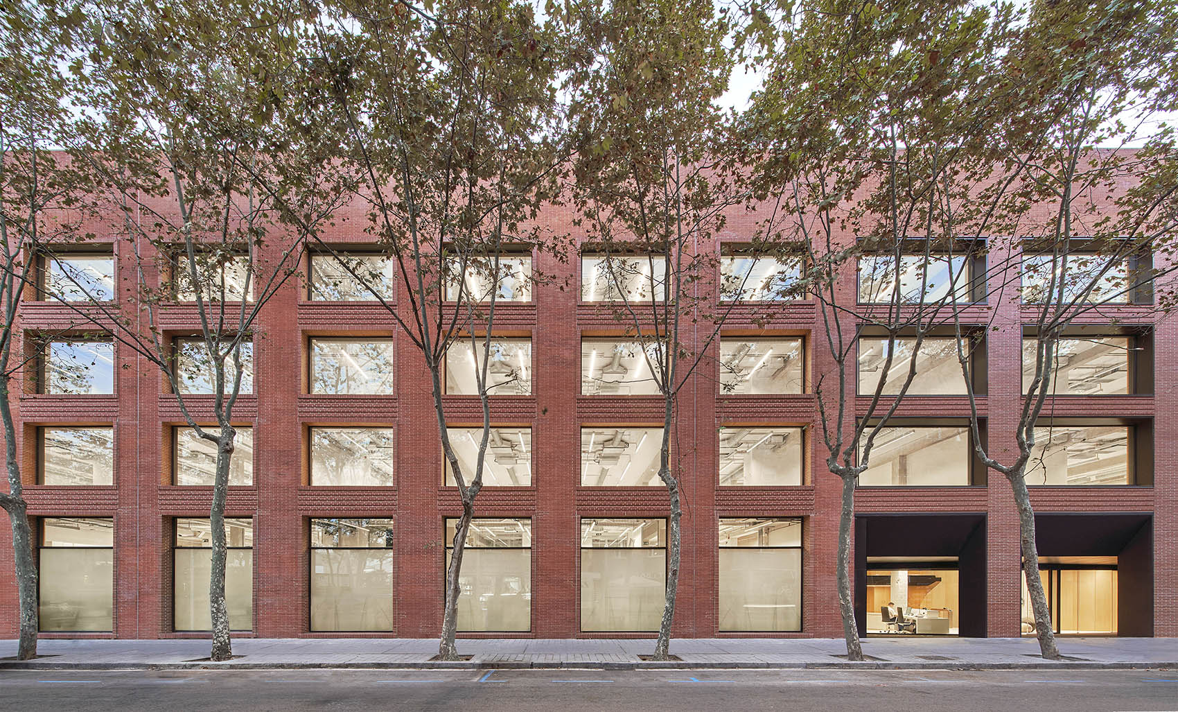 Joan Miró Office Building by GCA Architects - 谷德设计网