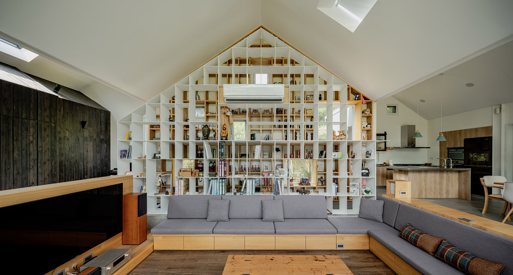 Under the roof House by Emerge Architects - 谷德设计网