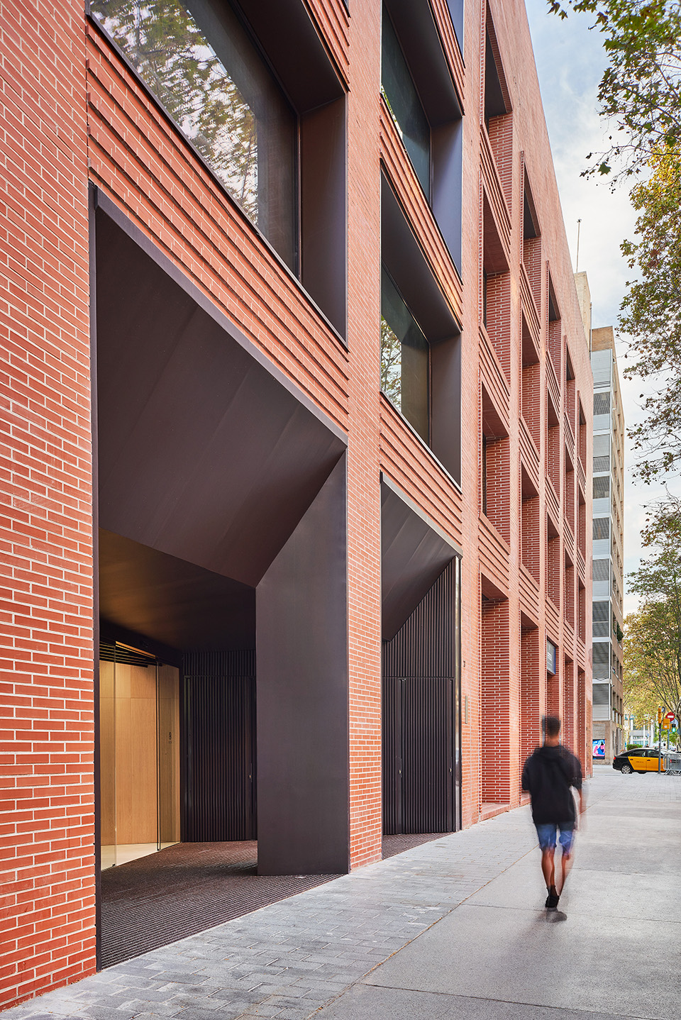 Joan Miró Office Building by GCA Architects - 谷德设计网