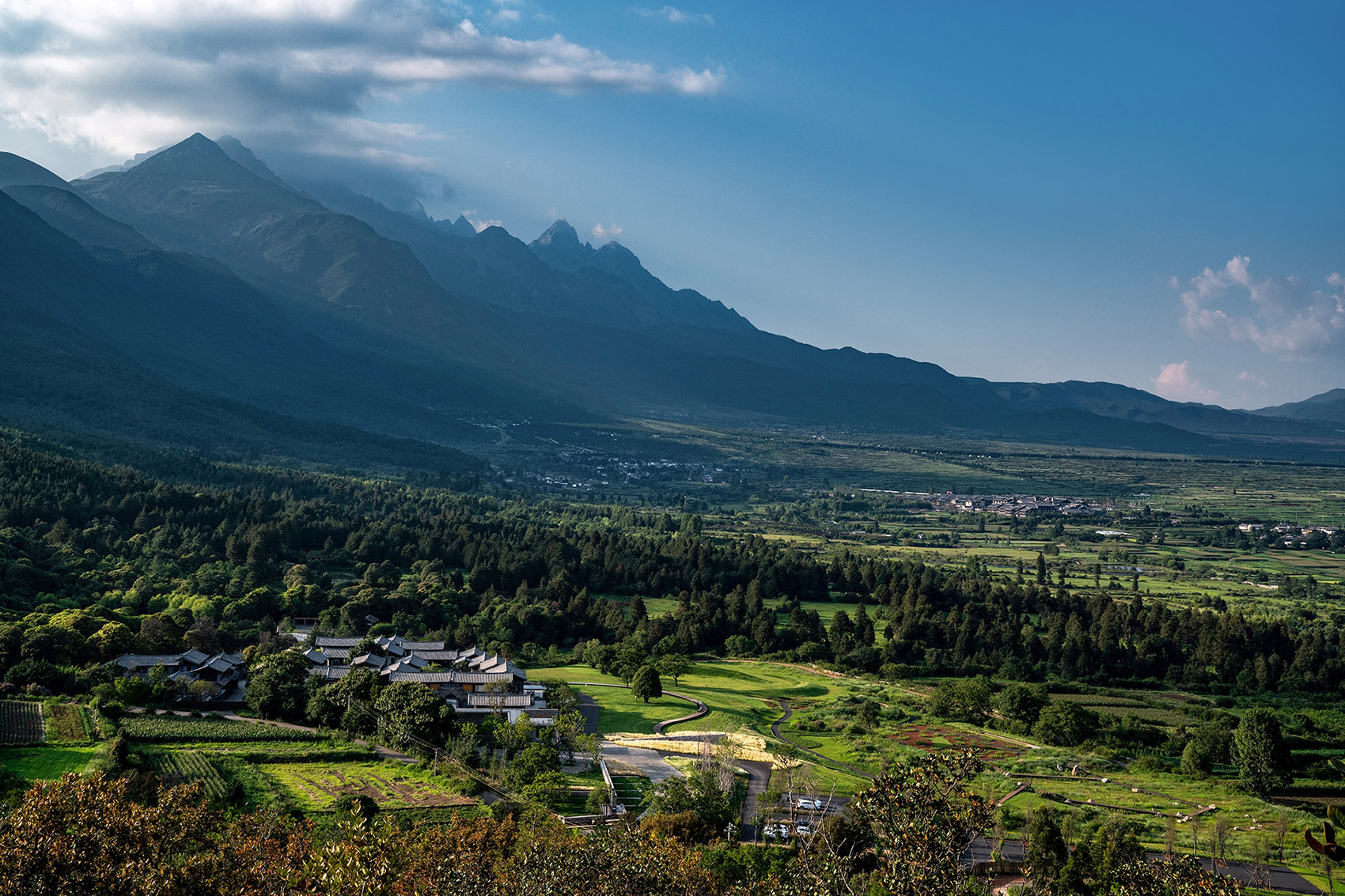 Wilderness Garden & Amphitheater, Lijiang HYLLA, China by Z’scape - 谷德设计网