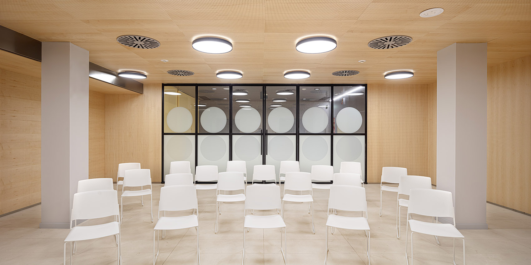 Banc Sabadell Welcome Hub by Mateo Arquitectura - 谷德设计网