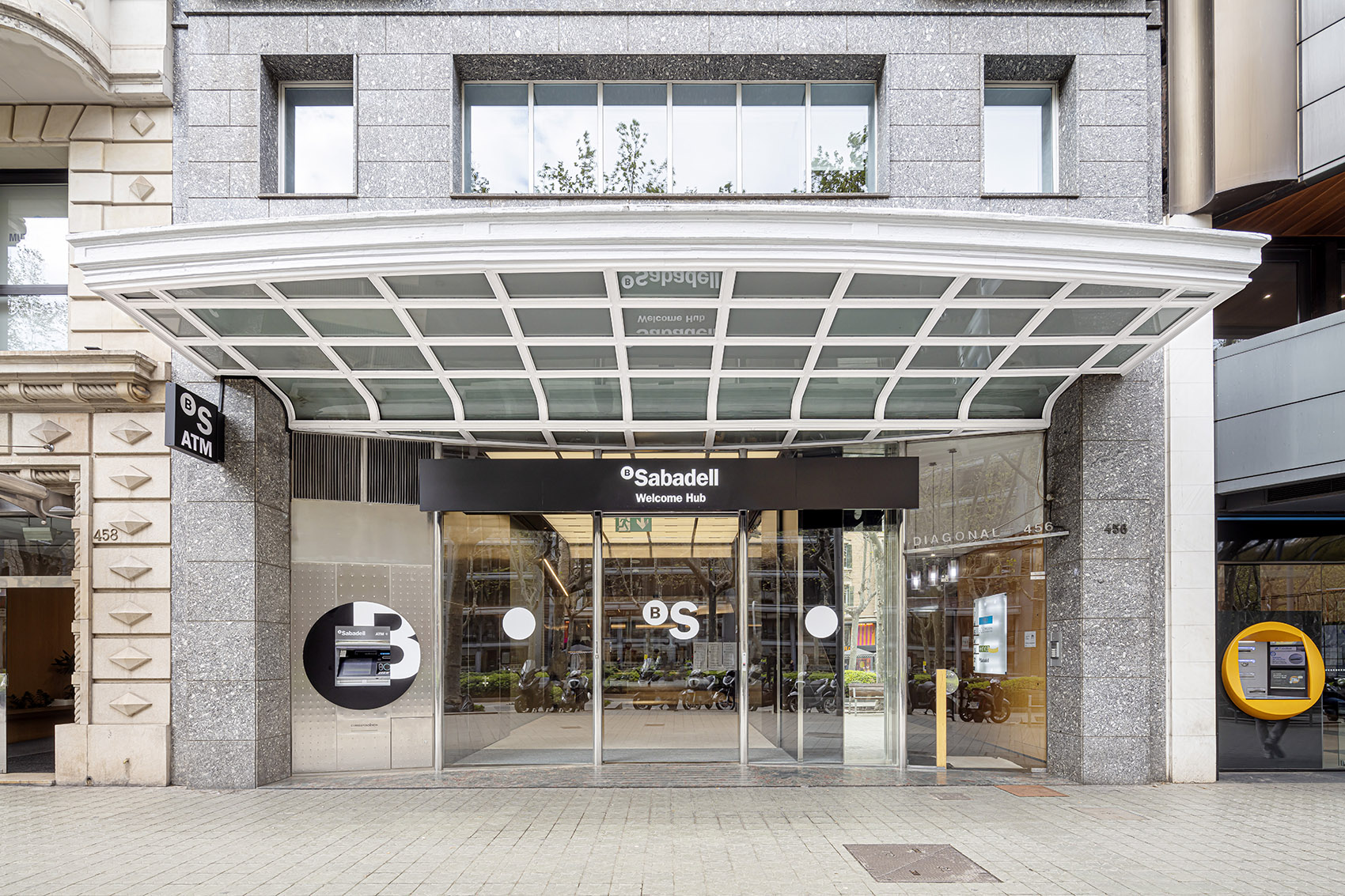 Banc Sabadell Welcome Hub by Mateo Arquitectura - 谷德设计网