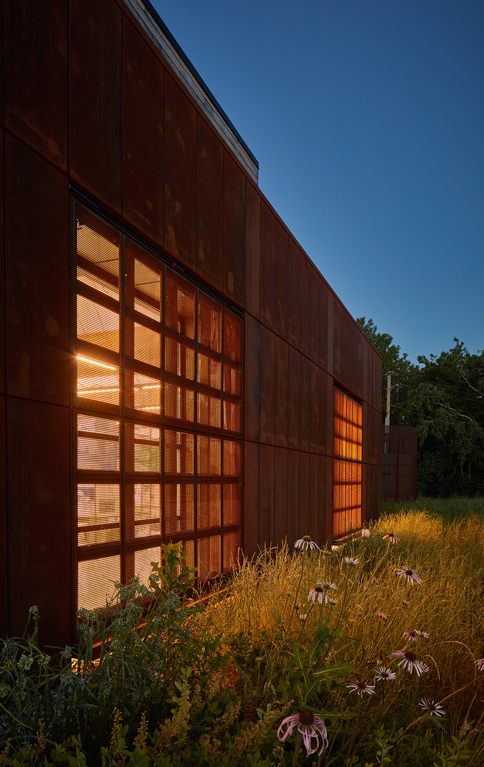 The Ford Calumet Environmental Center by Valerio Dewalt Train - 谷德设计网