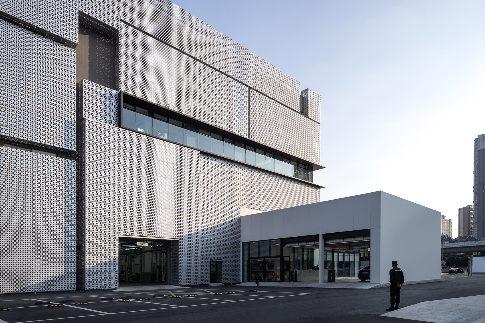 BMW Experience Center, Chengdu, China by ARCHIHOPE - 谷德设计网