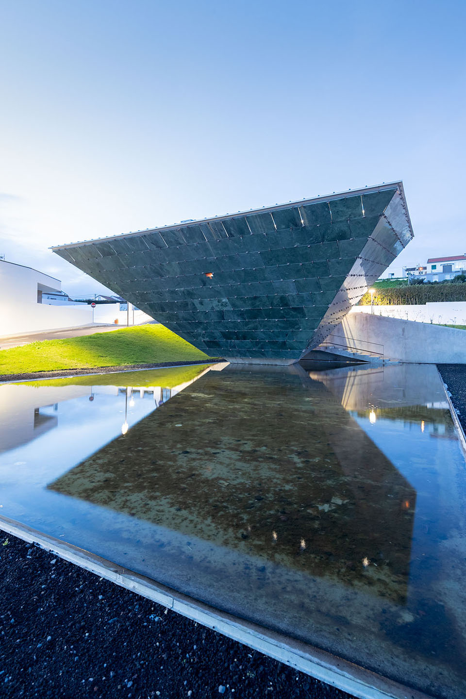 CHAPEL OF ETERNAL LIGHT by Bernardo Rodrigues Architects - 谷德设计网