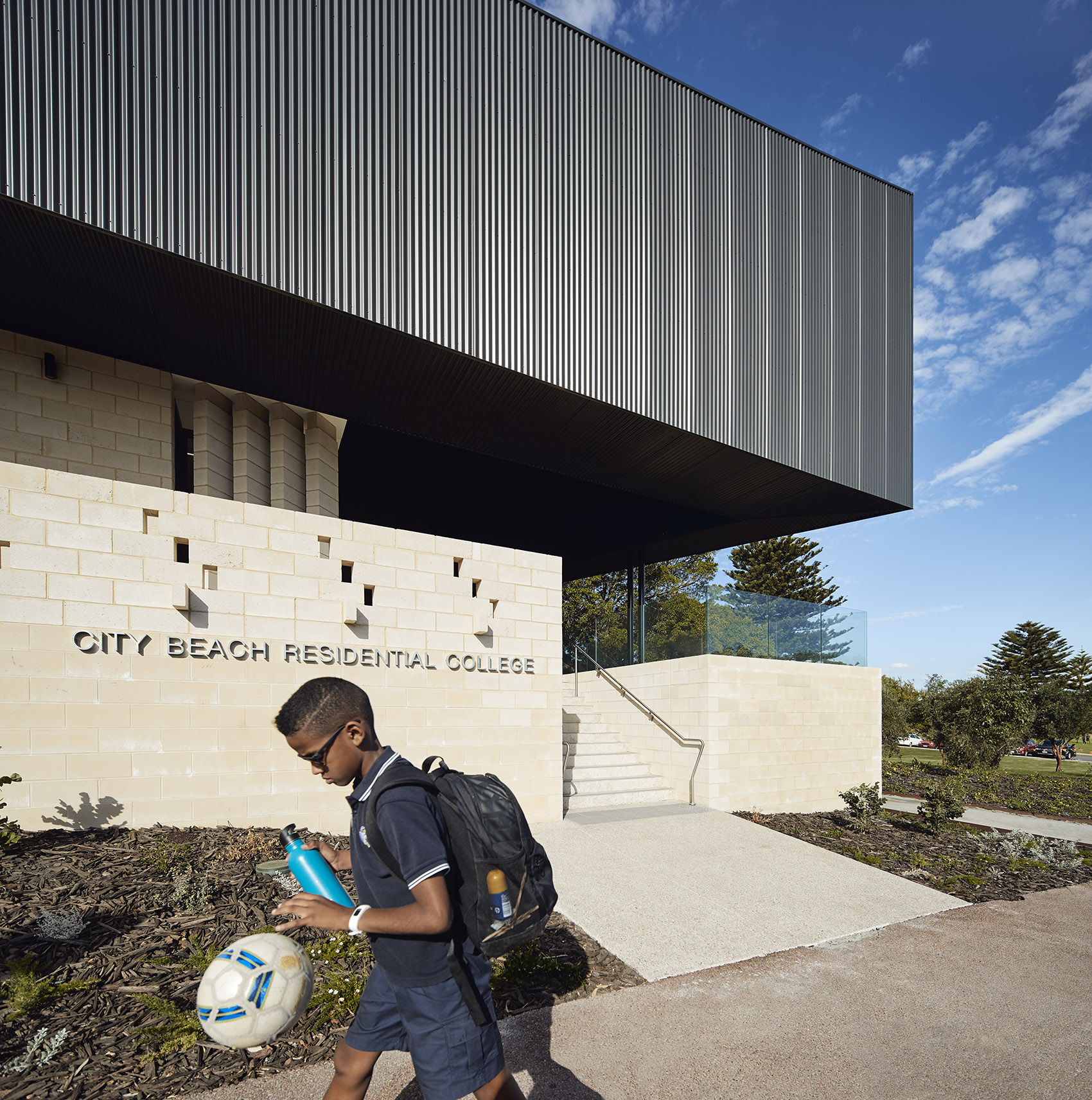 City Beach Residential College by Iredale Pedersen Hook - 谷德设计网