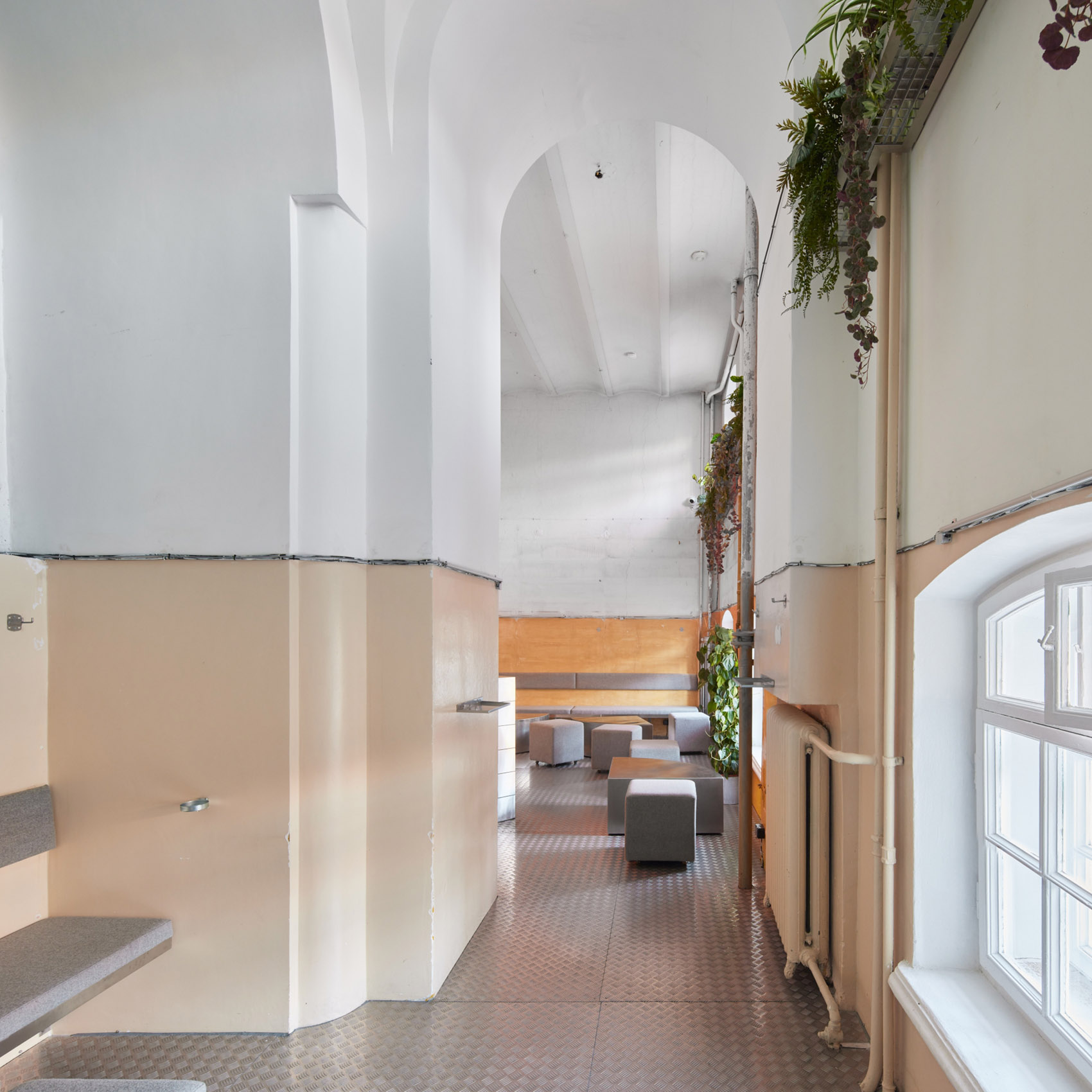 A Bar in a Prison by Office De Architectura - 谷德设计网