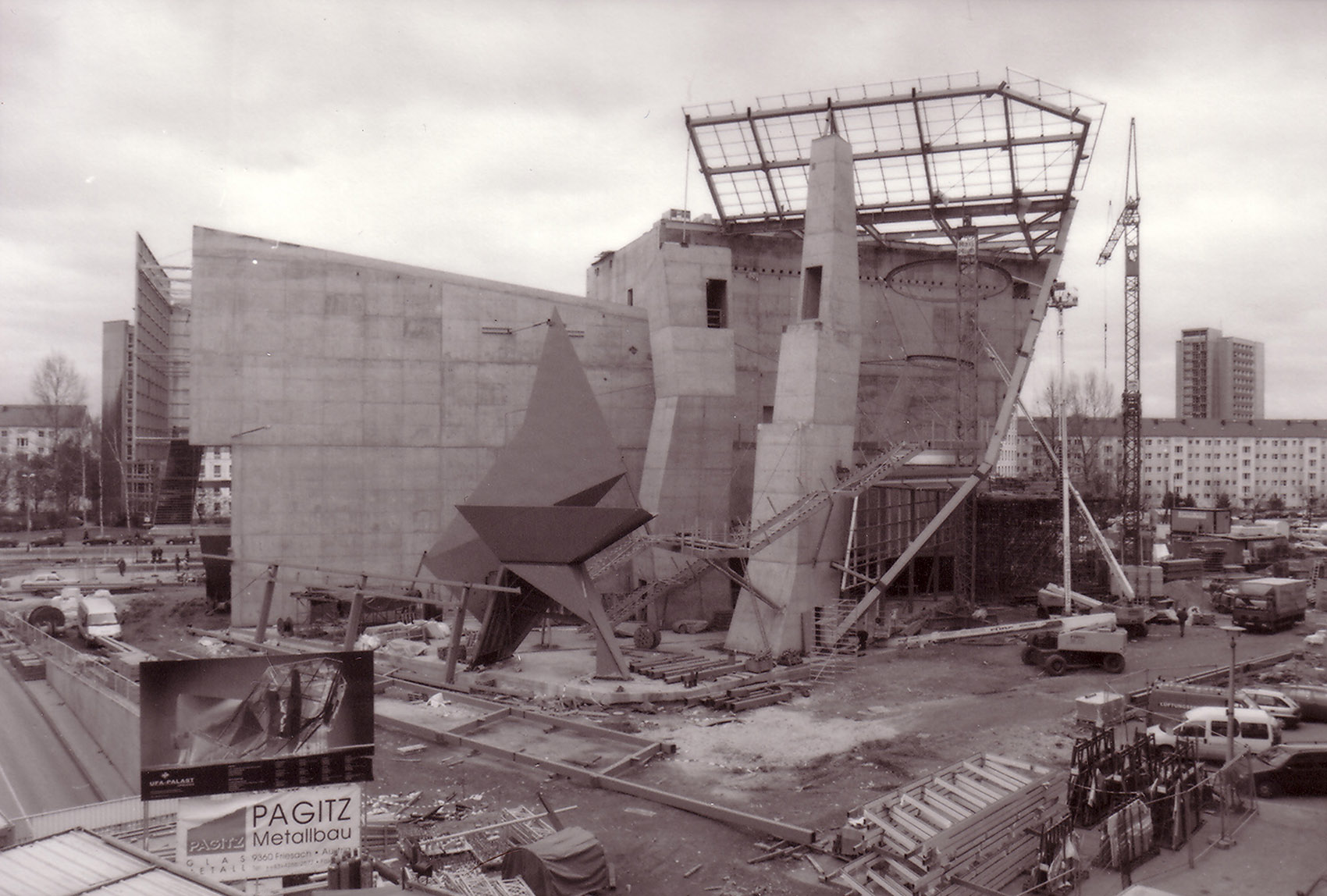 UFA Cinema Center by COOP HIMMELB(L)AU - 谷德设计网