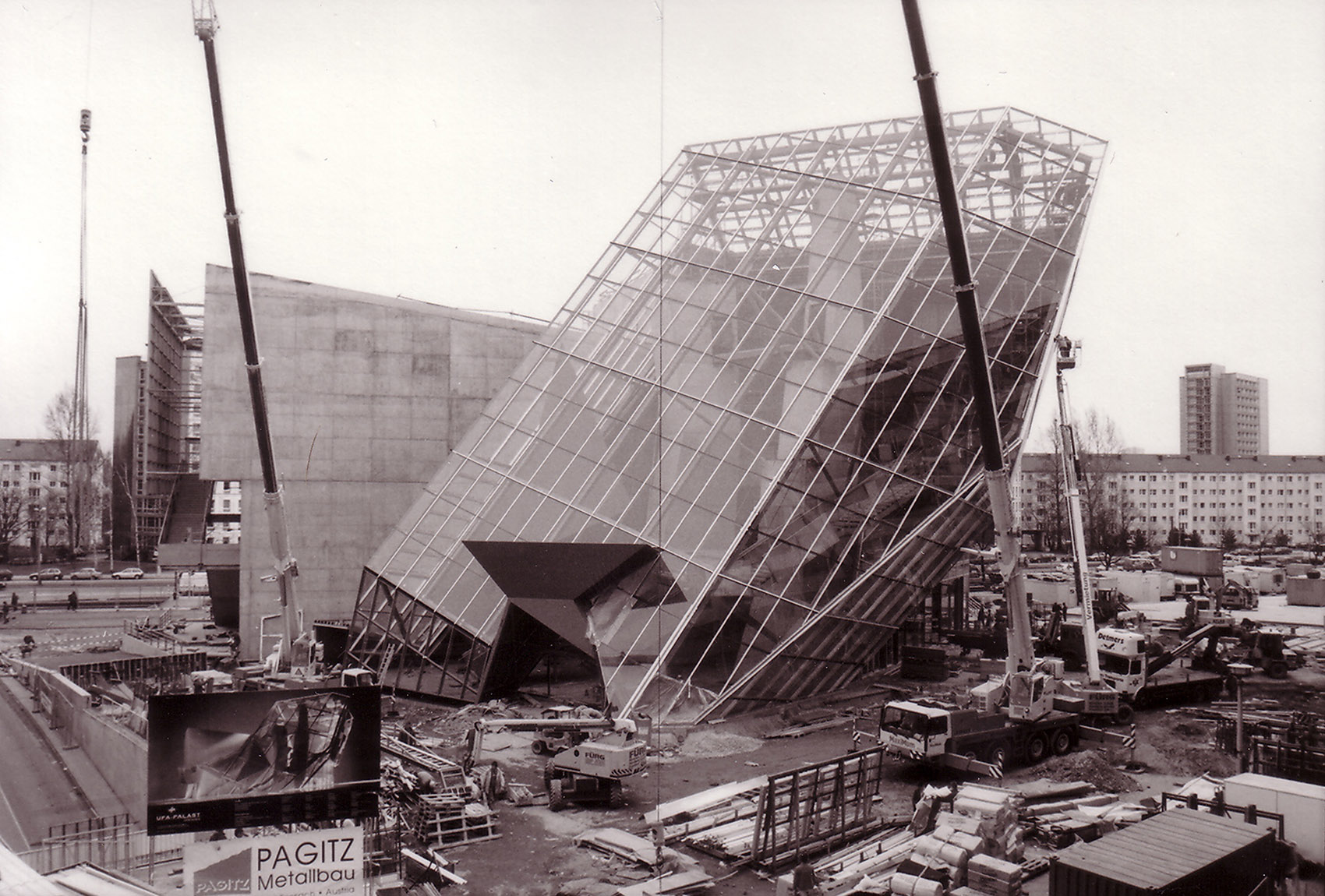 UFA Cinema Center by COOP HIMMELB(L)AU - 谷德设计网