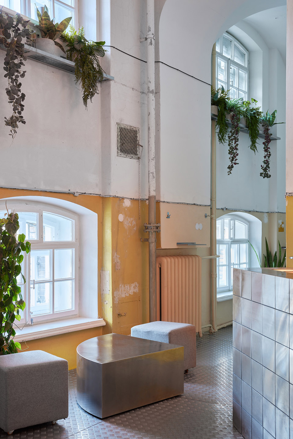 A Bar in a Prison by Office De Architectura - 谷德设计网