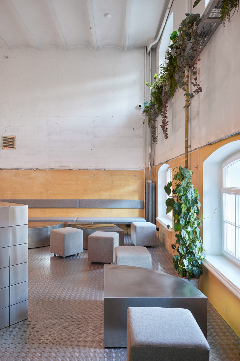 A Bar in a Prison by Office De Architectura - 谷德设计网