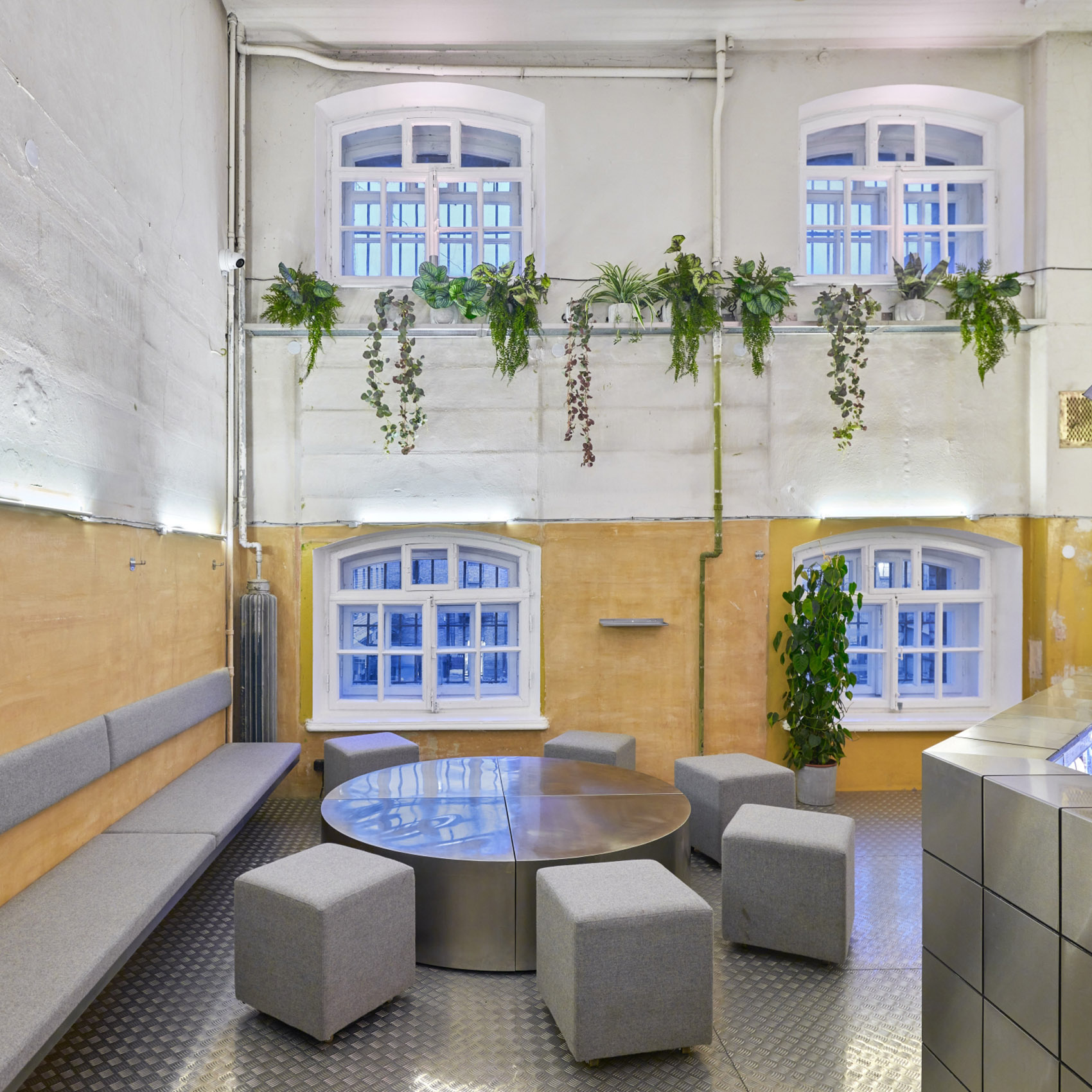 A Bar in a Prison by Office De Architectura - 谷德设计网