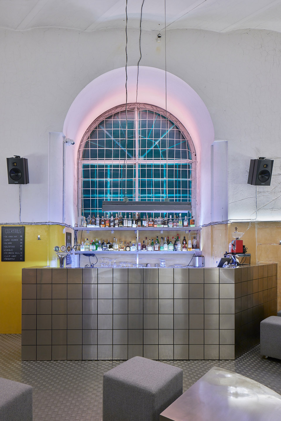 A Bar in a Prison by Office De Architectura - 谷德设计网