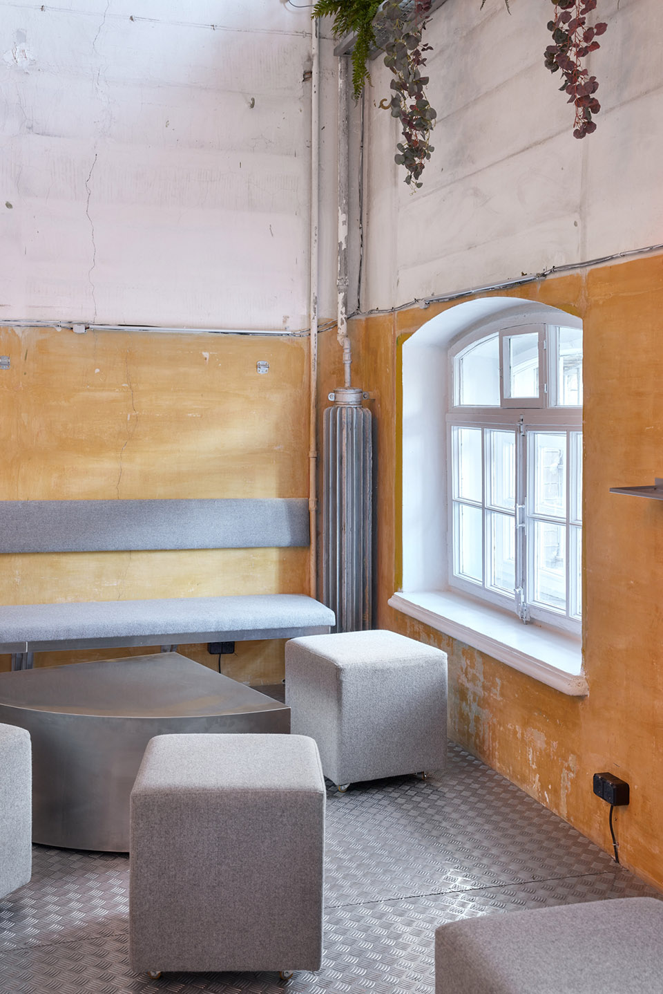 A Bar in a Prison by Office De Architectura - 谷德设计网