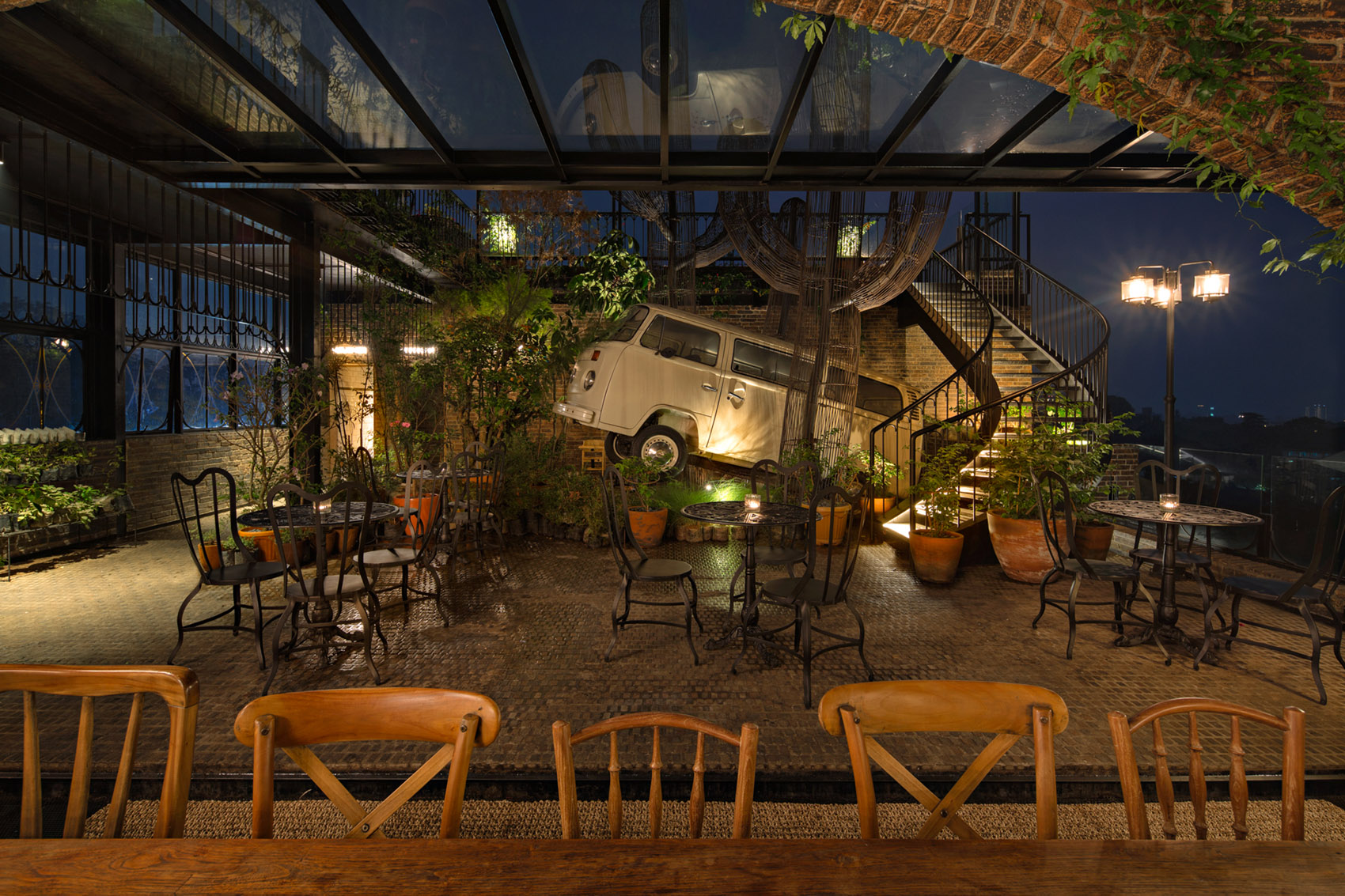 Aom Diningclub by Seniman Ruang - 谷德设计网