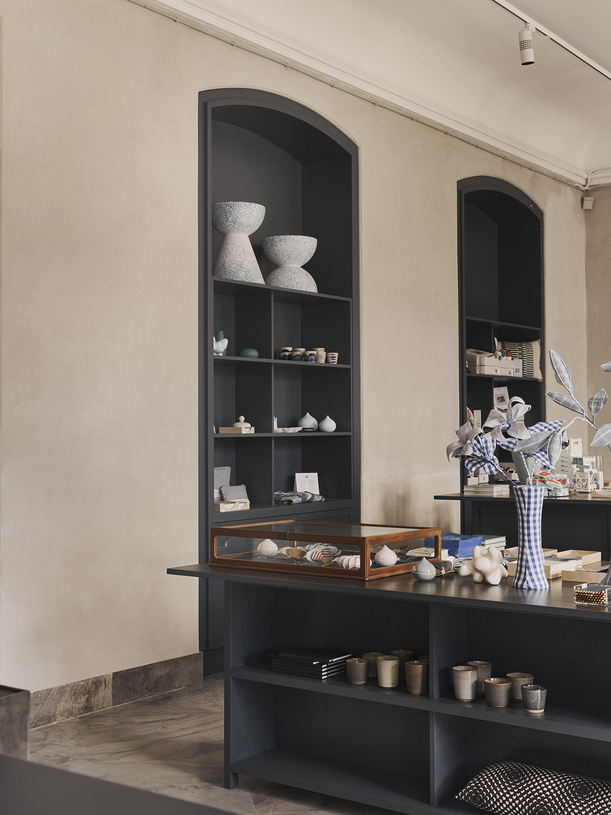 Café and shop for Designmuseum Denmark by OEO Studio - 谷德设计网