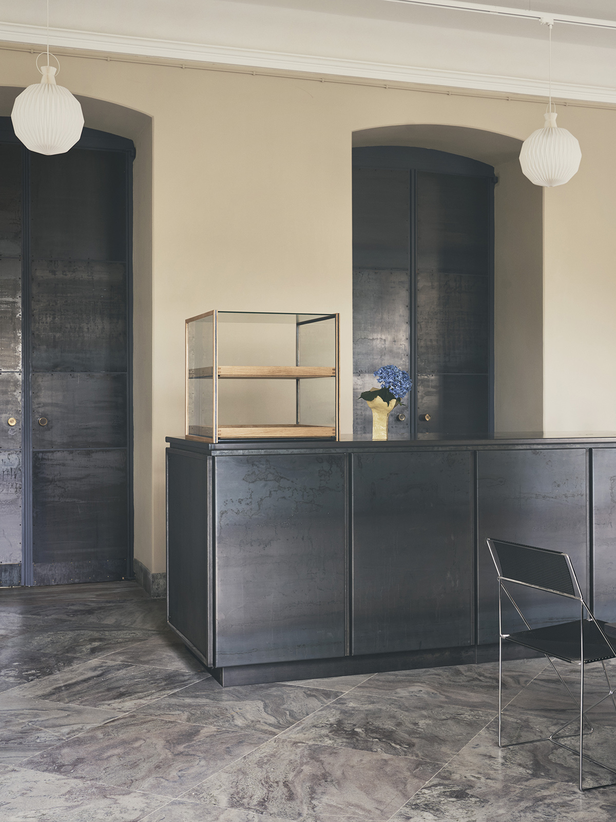 Café and shop for Designmuseum Denmark by OEO Studio - 谷德设计网