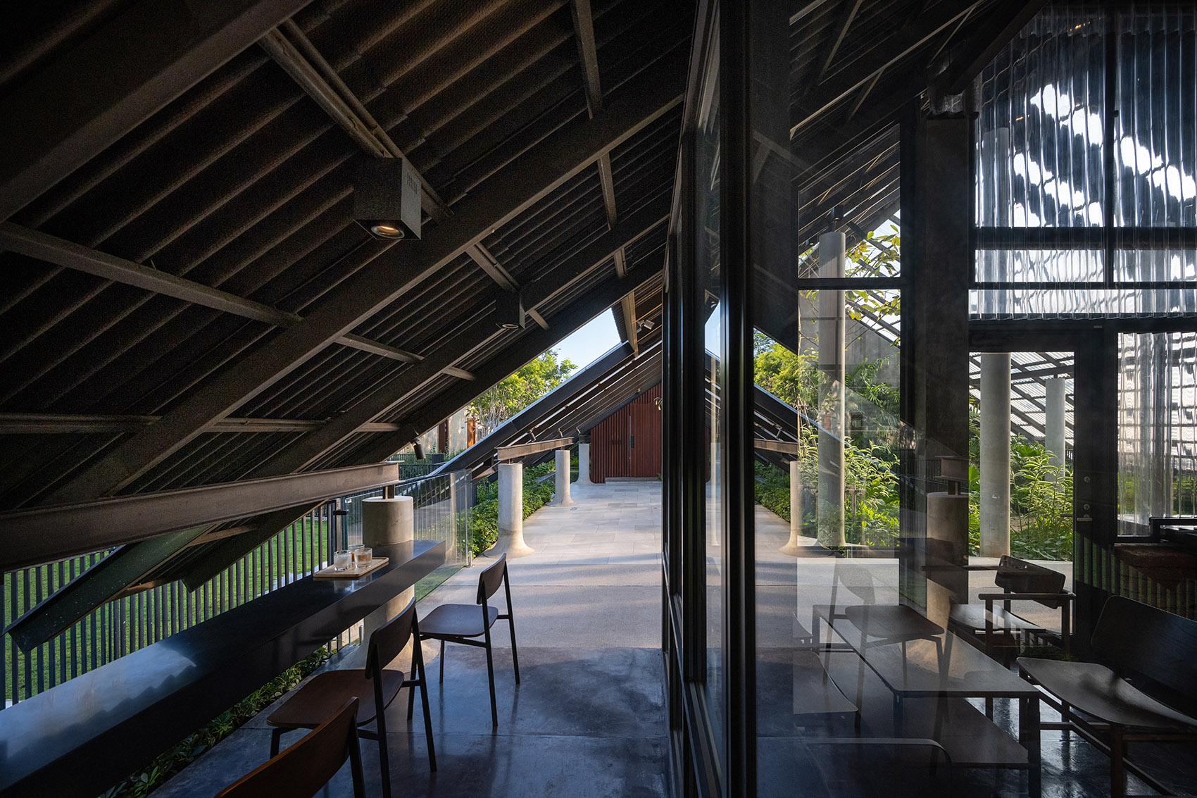 DOG / HUMAN by EKAR - 谷德设计网