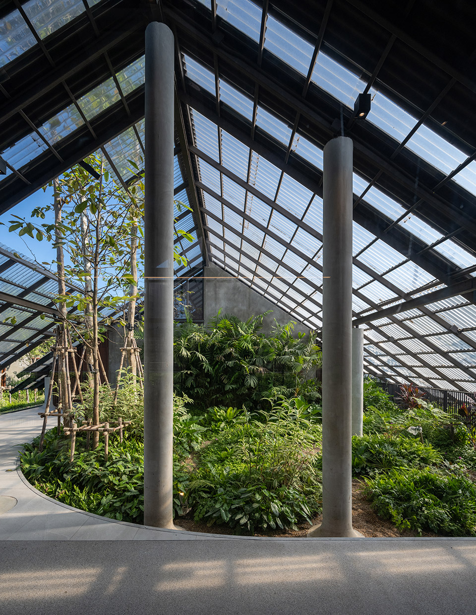 DOG / HUMAN by EKAR - 谷德设计网