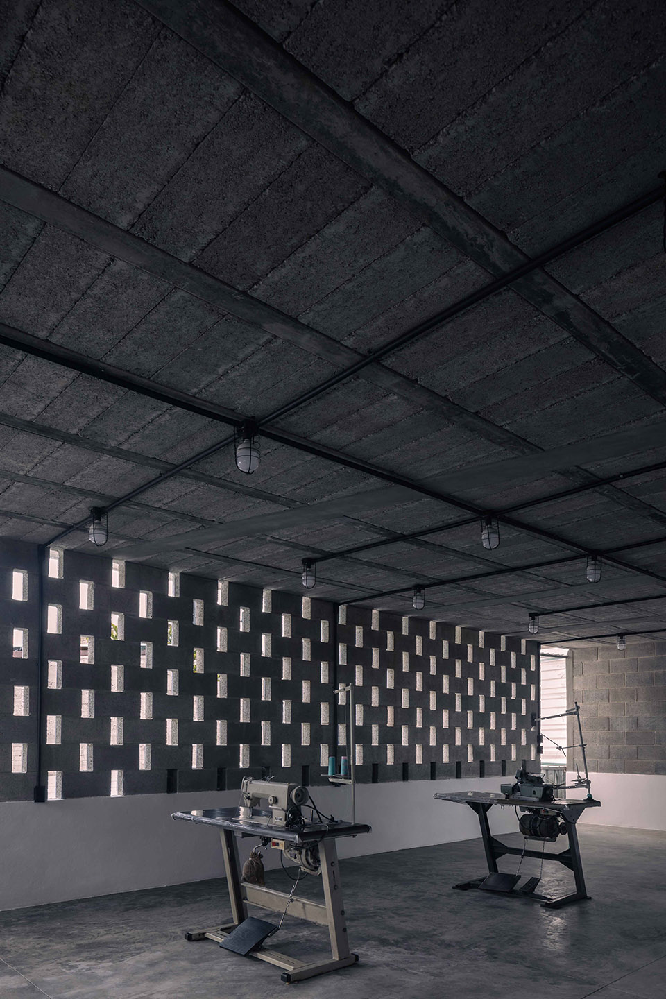 A Mechanic’s Workshop by ADMA Arquitectos - 谷德设计网