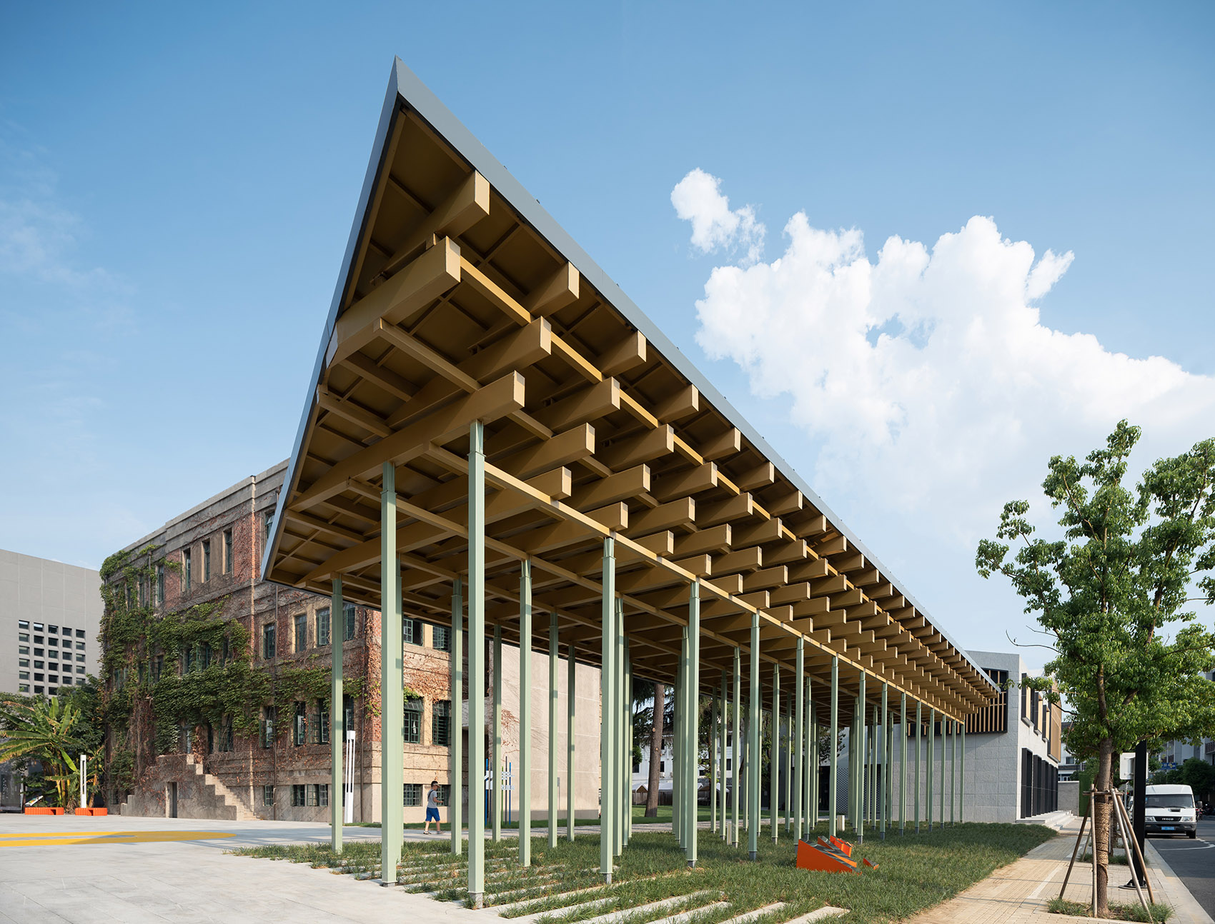 Golden Lion “Campus Lane” Creative Arts and Culture Park by Oumoumou ...