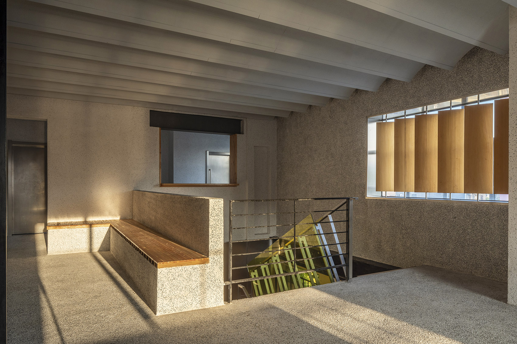 Light-chasing Containers: Transformation of the Front Hall of Tianmei ...