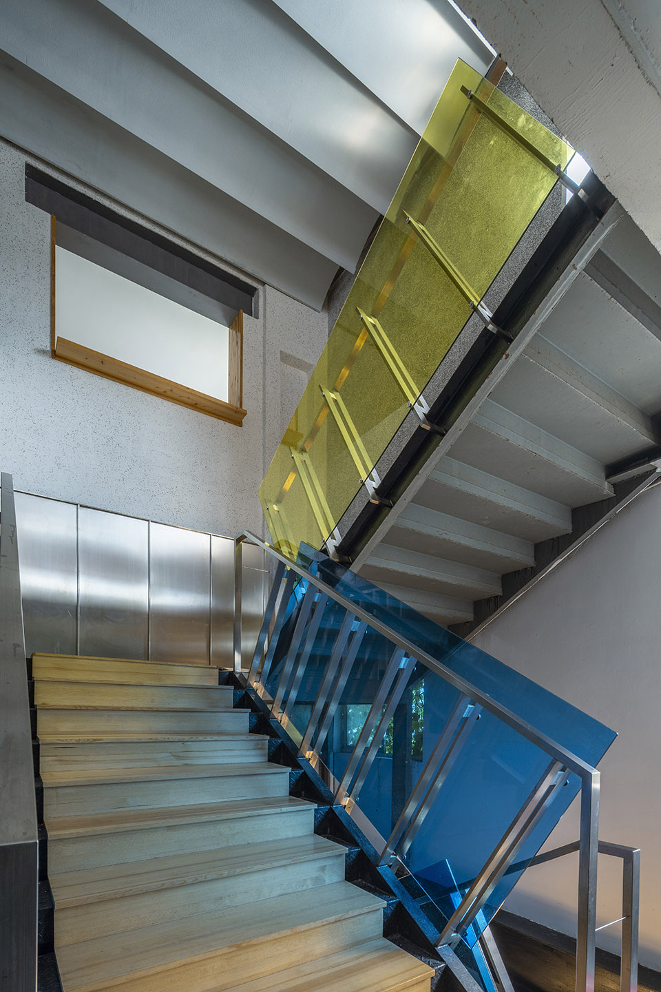 Light-chasing Containers: Transformation of the Front Hall of Tianmei ...
