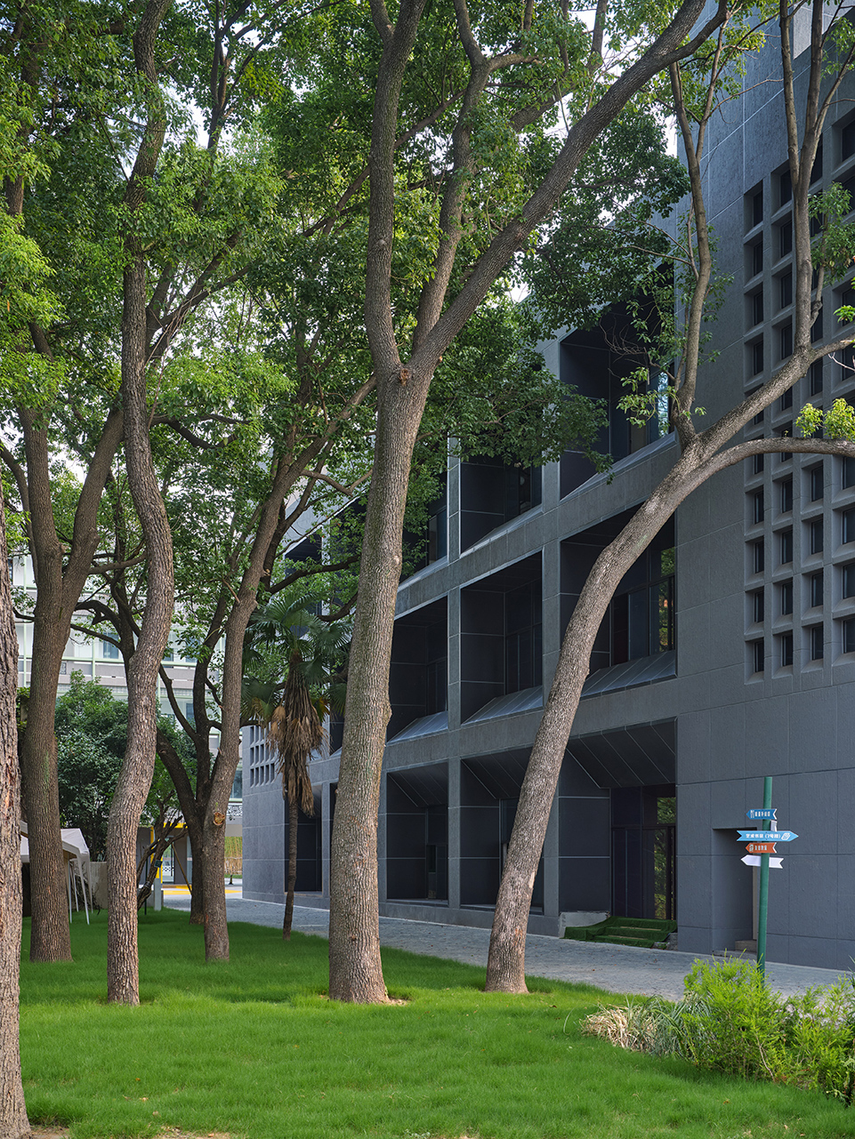 Golden Lion “Campus Lane” Creative Arts and Culture Park by Oumoumou ...