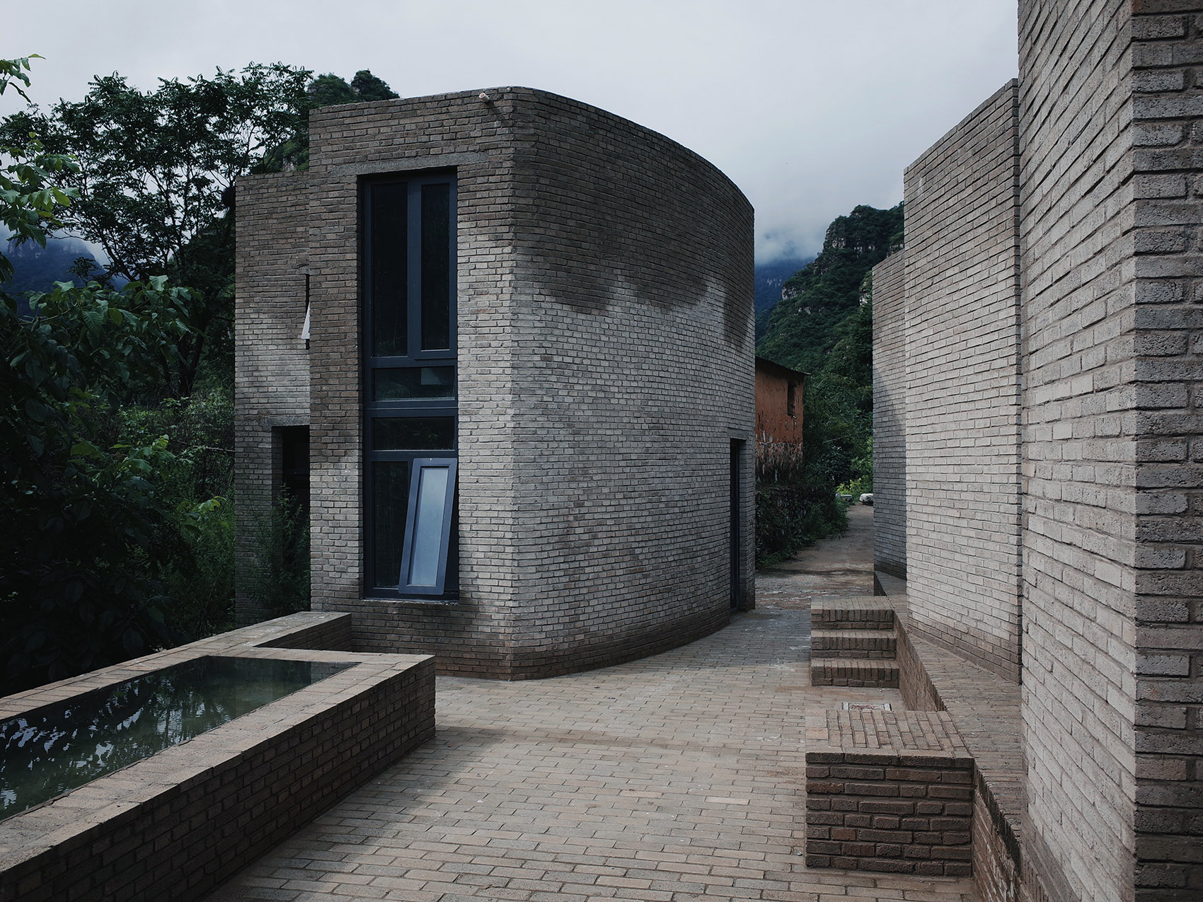 Half-hill Hidden Accommodation by Robot 3 Studio - 谷德设计网