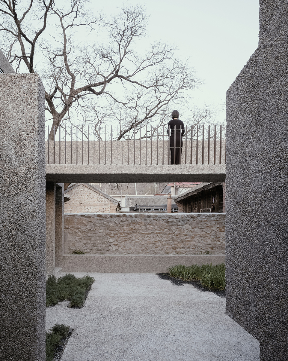 Slow Courtyard in the Hills: A Bridge under the Great Wall by nsaaa - 谷德设计网