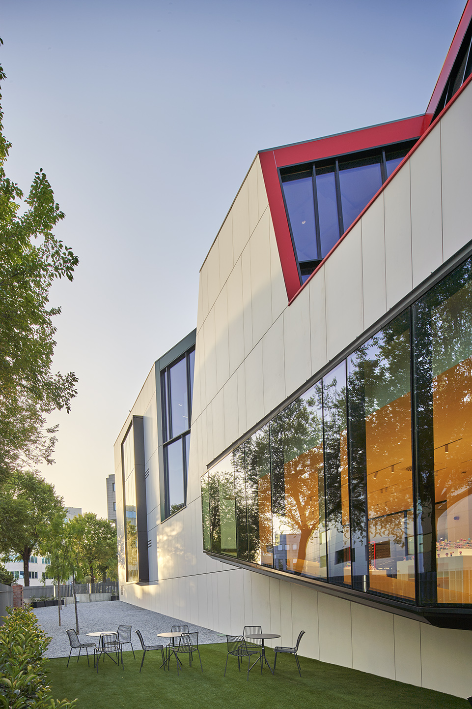 New Magic Box Headquarters by OMA Octavio Mestre Arquitectos + Elastiko ...