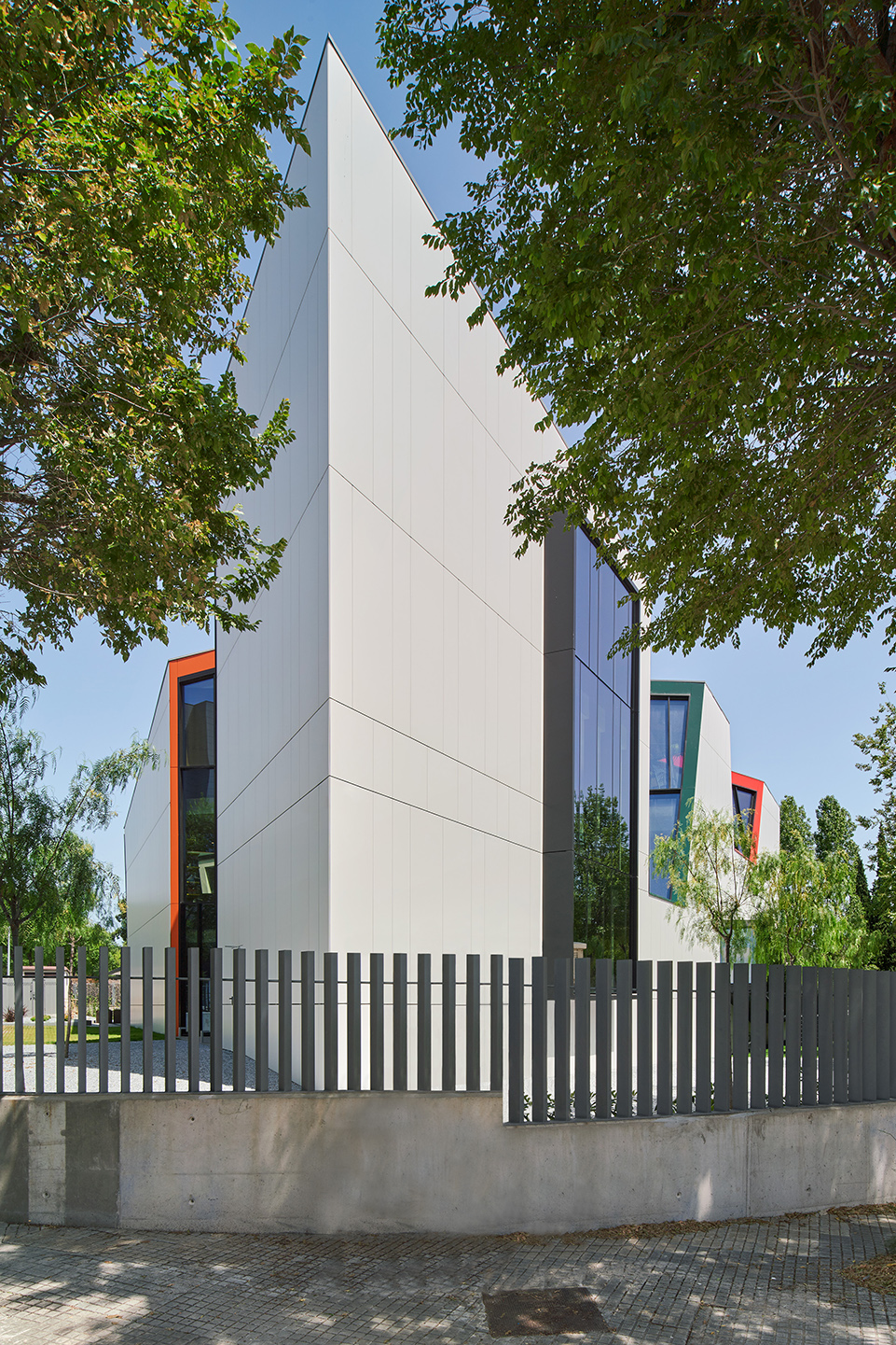 New Magic Box Headquarters by OMA Octavio Mestre Arquitectos + Elastiko ...