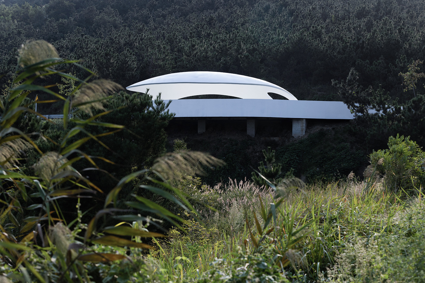 “One Leaf Tea Pavilion” in Rizhao Lanshan by Kong Xiangwei Studio - 谷德设计网