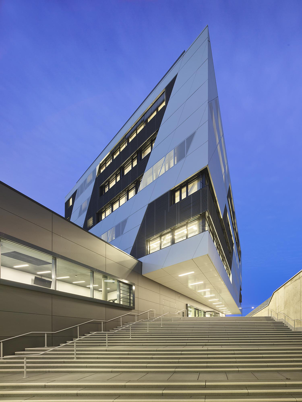 The Center for Advanced Mobility (KMAC) by studioMDA - 谷德设计网