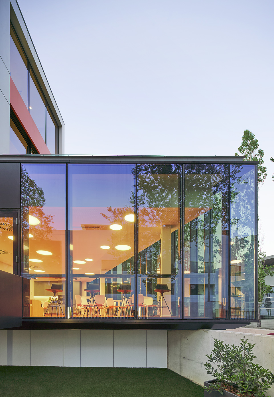 New Magic Box Headquarters by OMA Octavio Mestre Arquitectos + Elastiko ...