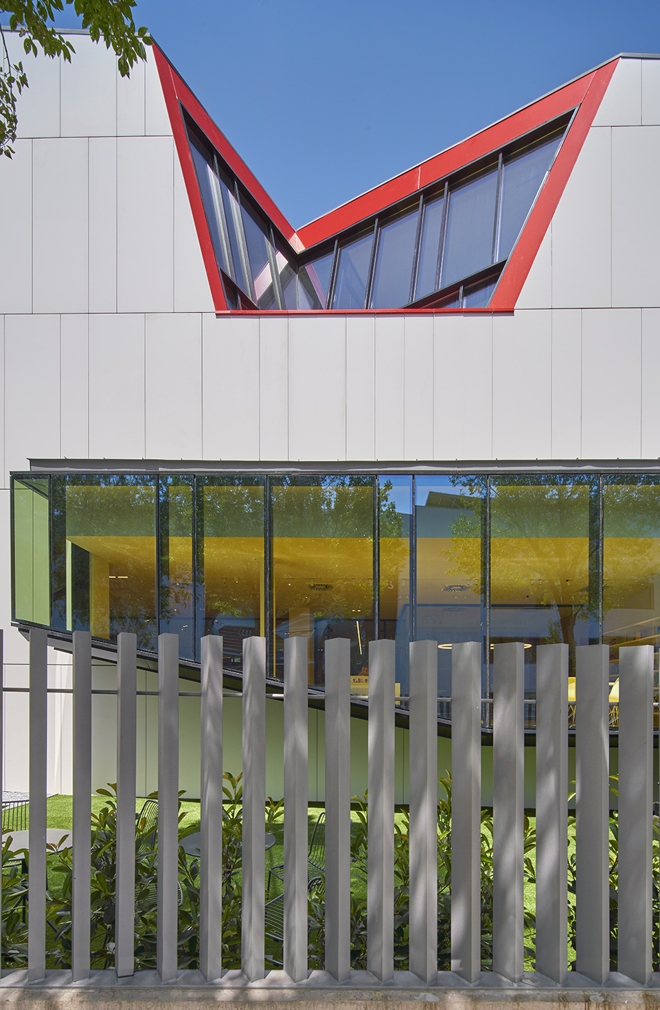 New Magic Box Headquarters by OMA Octavio Mestre Arquitectos + Elastiko ...